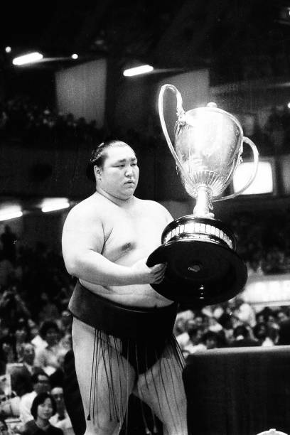OLD LARGE PHOTO, Yokozuna Kitanoumi wins the Grand Sumo Wrestling trop ...